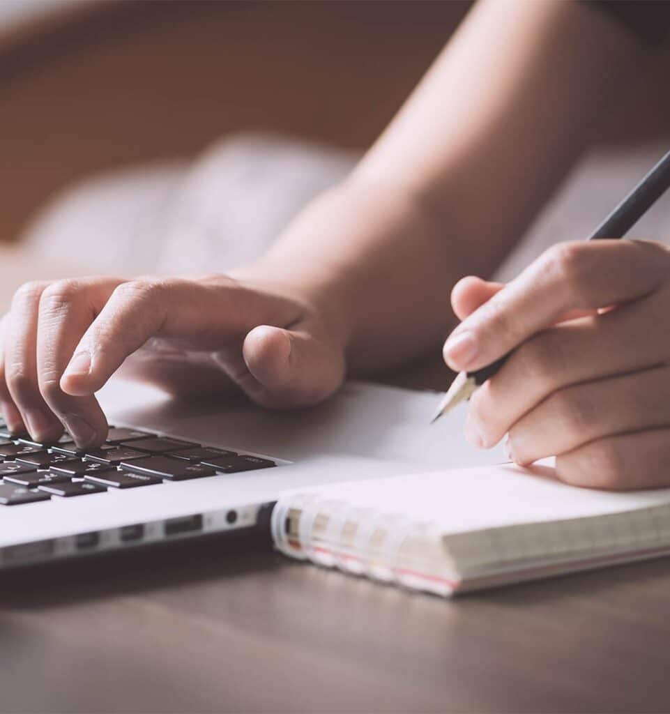 Définition requête : Écrire un texte optimisé SEO│Agence Web Mooood